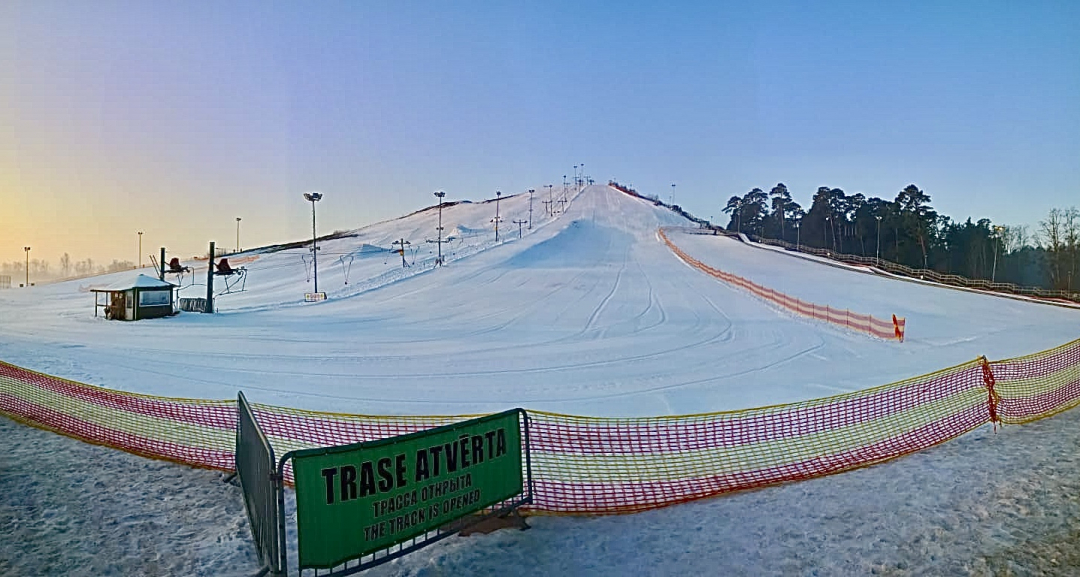 Slēpošanas kalnā pieejama iesācēju trase un ragaviņu kalniņš ...